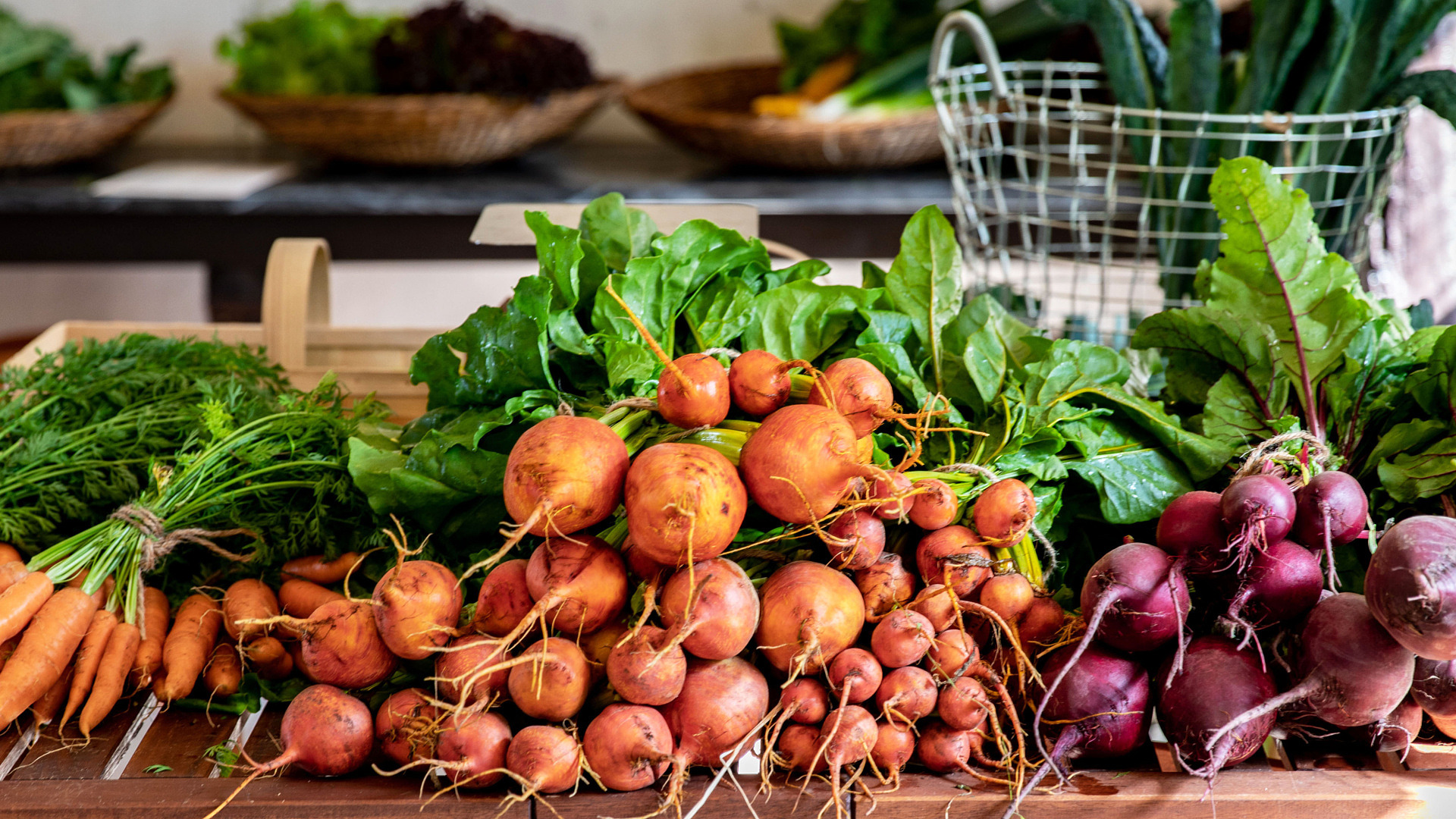 Närbild på knippen med betor i olika färger.