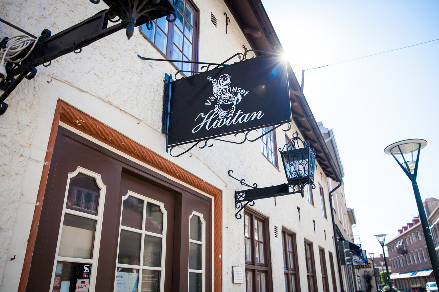 I ett av Falkenbergs äldsta och vackraste hus bor du bra mitt i stan ...