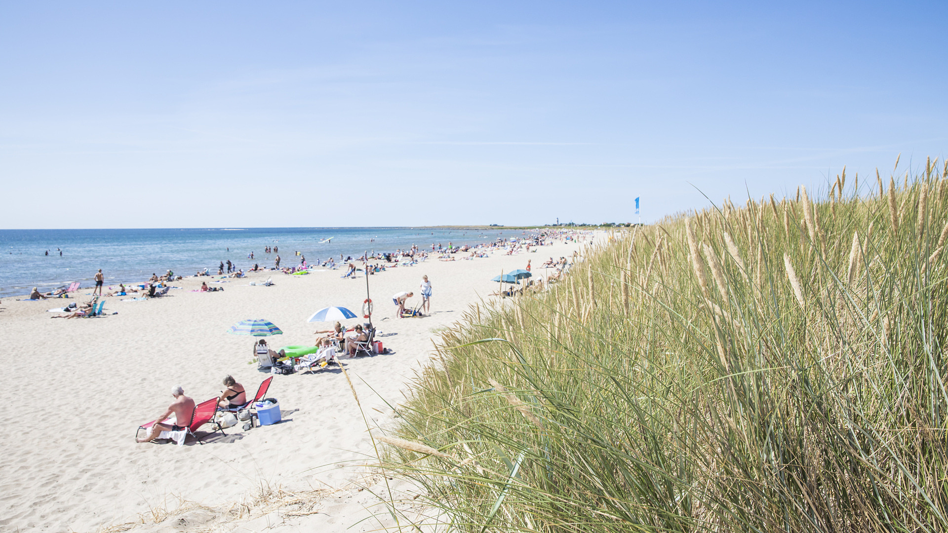 Stand med solande och badande människor.