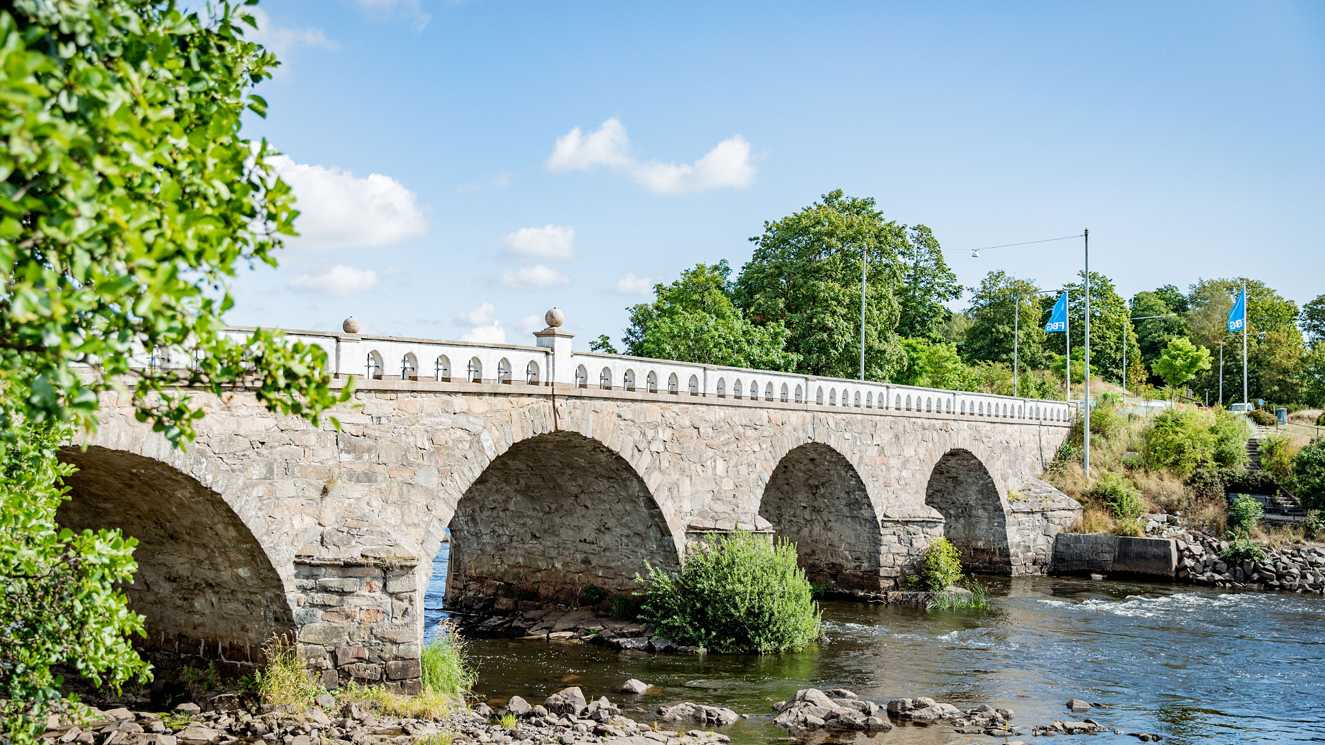 Stenbro med valv.