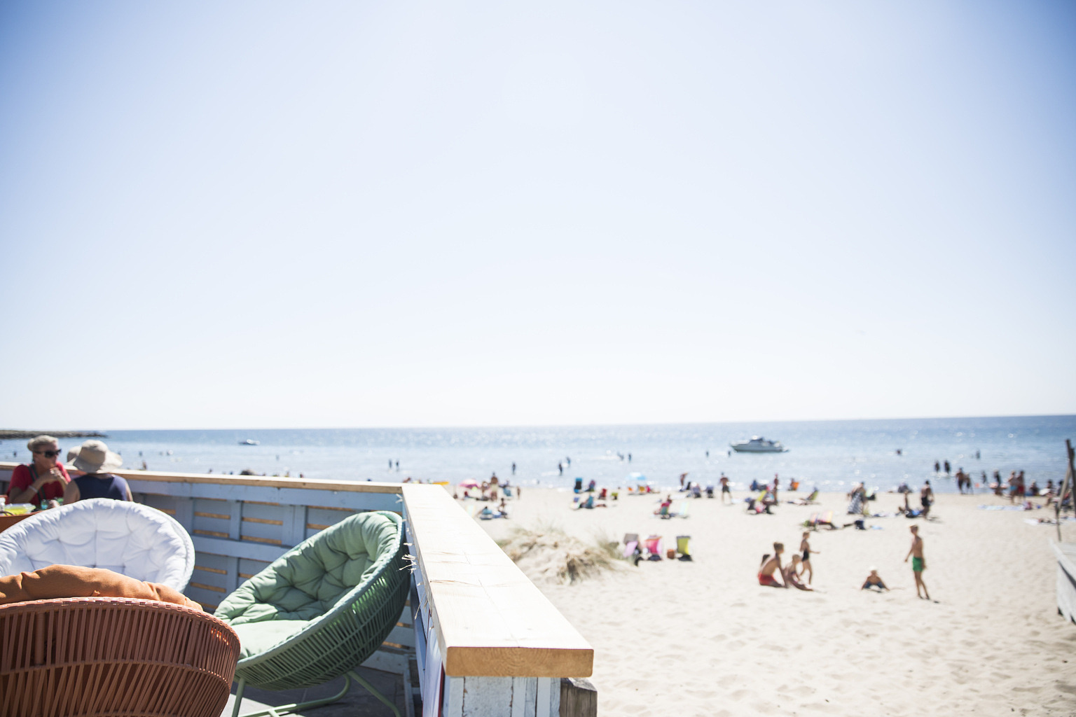 Fin vit sand, klart vatten och höga sanddyner gör detta till en av ...