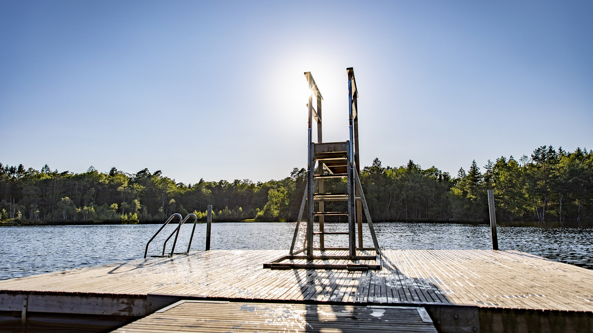 Hopptorn vid en brygga i soligt väder