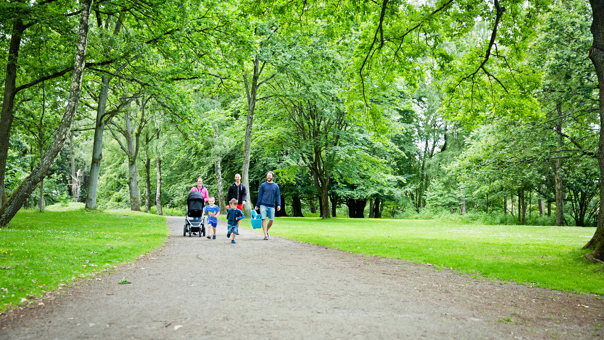 En familj går tillsammans i en park