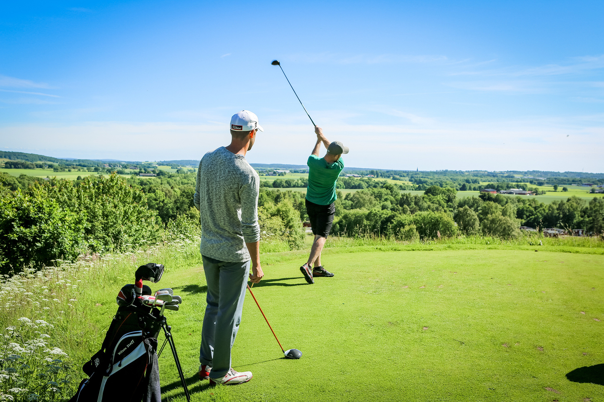 Öster om Falkenberg hittar du en fin golfbana av park-, hed- och ...