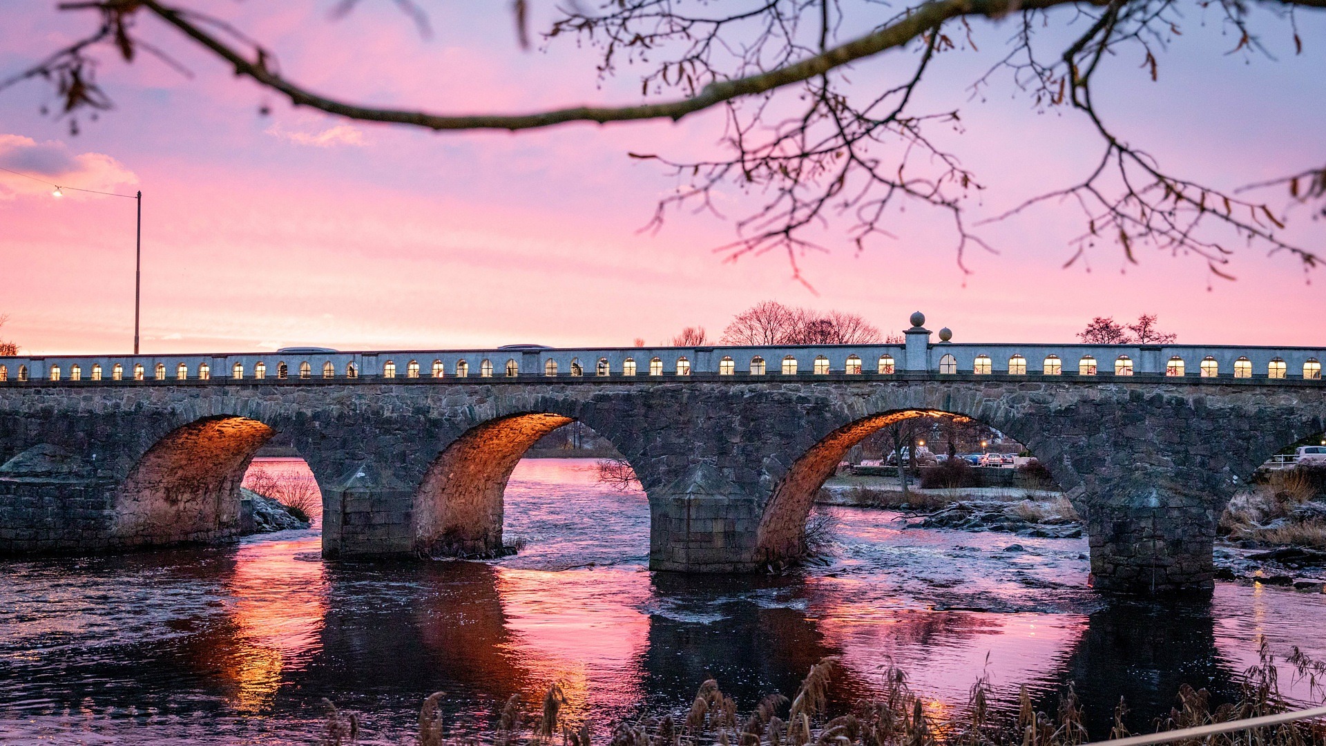 stenbro mot rosa himmel