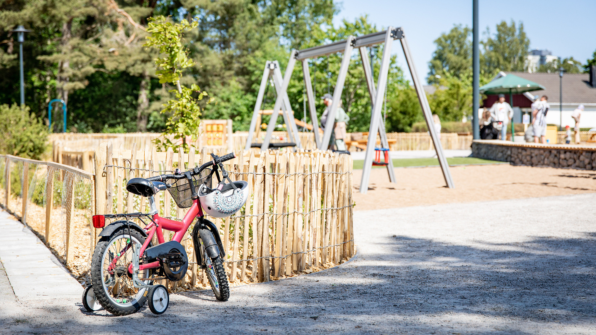 Cykel med stödhjul parkerad på lekplats
