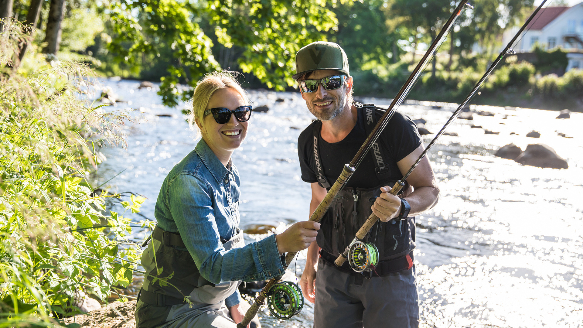En kvinna och en man som fiskar.